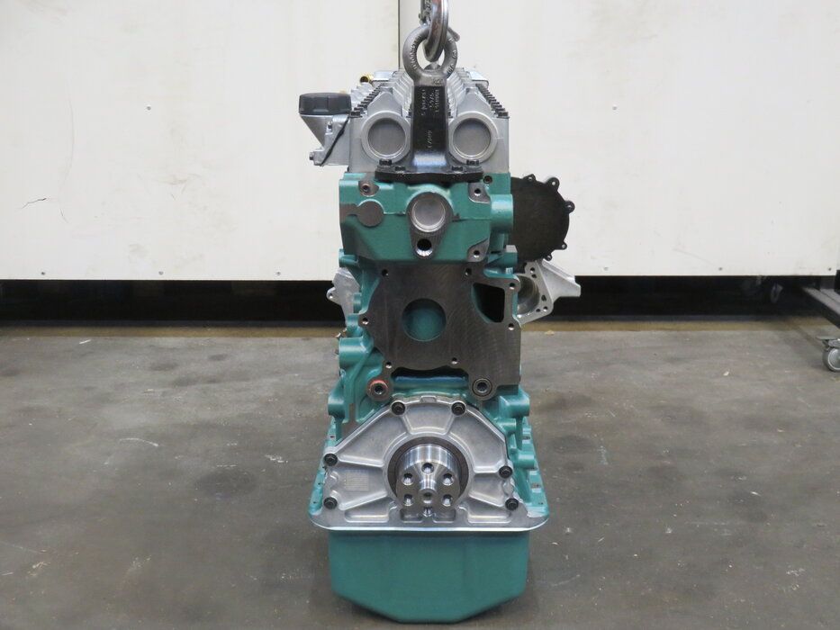 VOLVO PENTA D6-370A-F Diesel Engine - POOL TRADING
