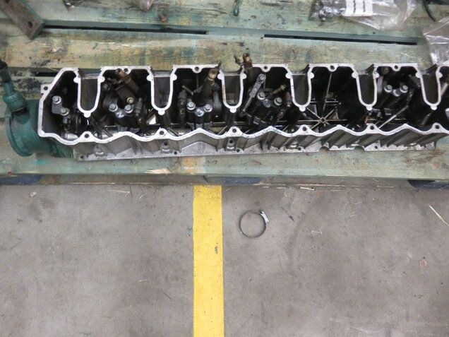VOLVO PENTA D7 (SET CYLINDER HEAD PARTS) - POOL TRADING